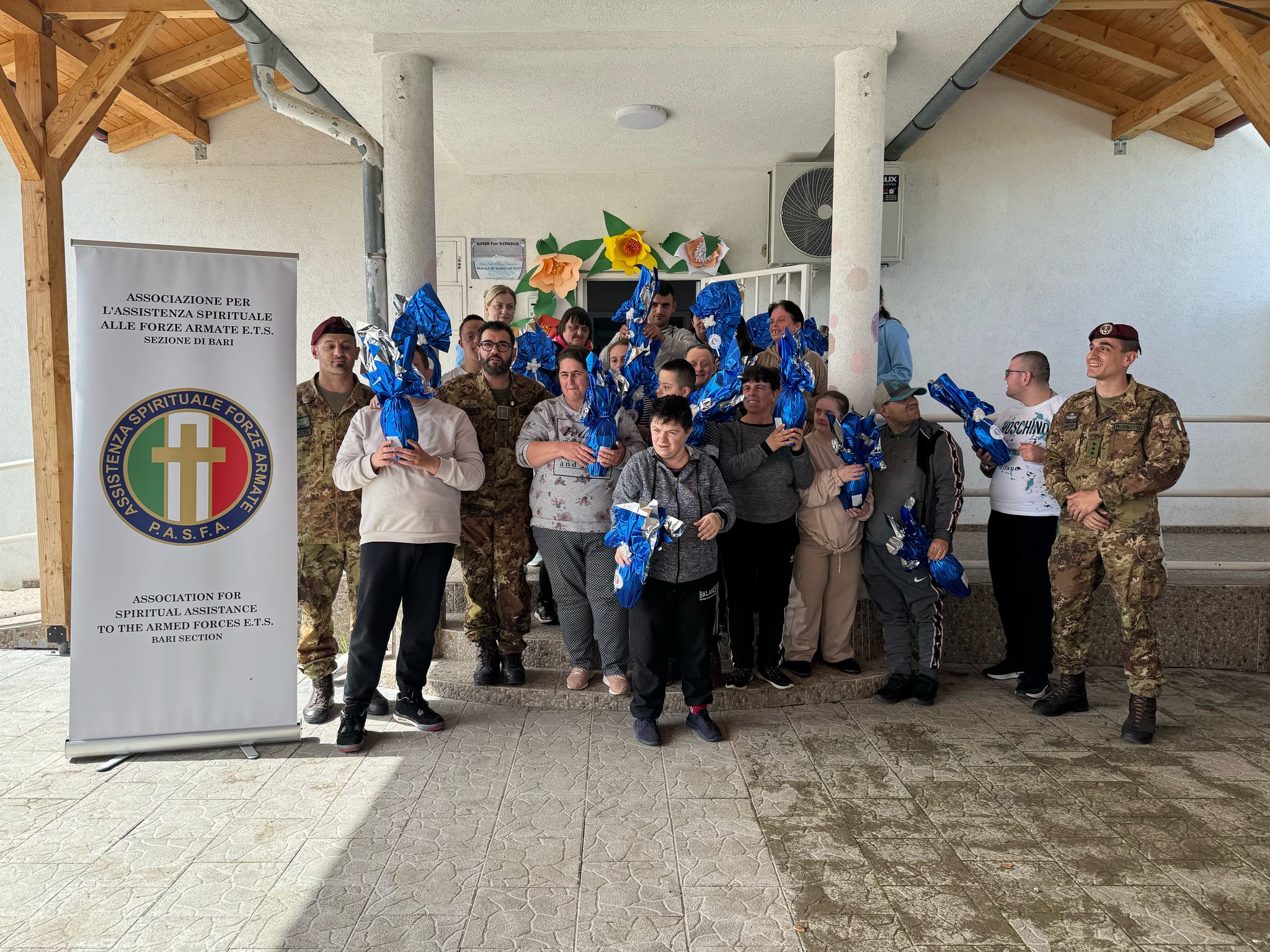 Kosovo – Pasqua con il PASFA, i nostri militari donano le uova ai bimbi ...